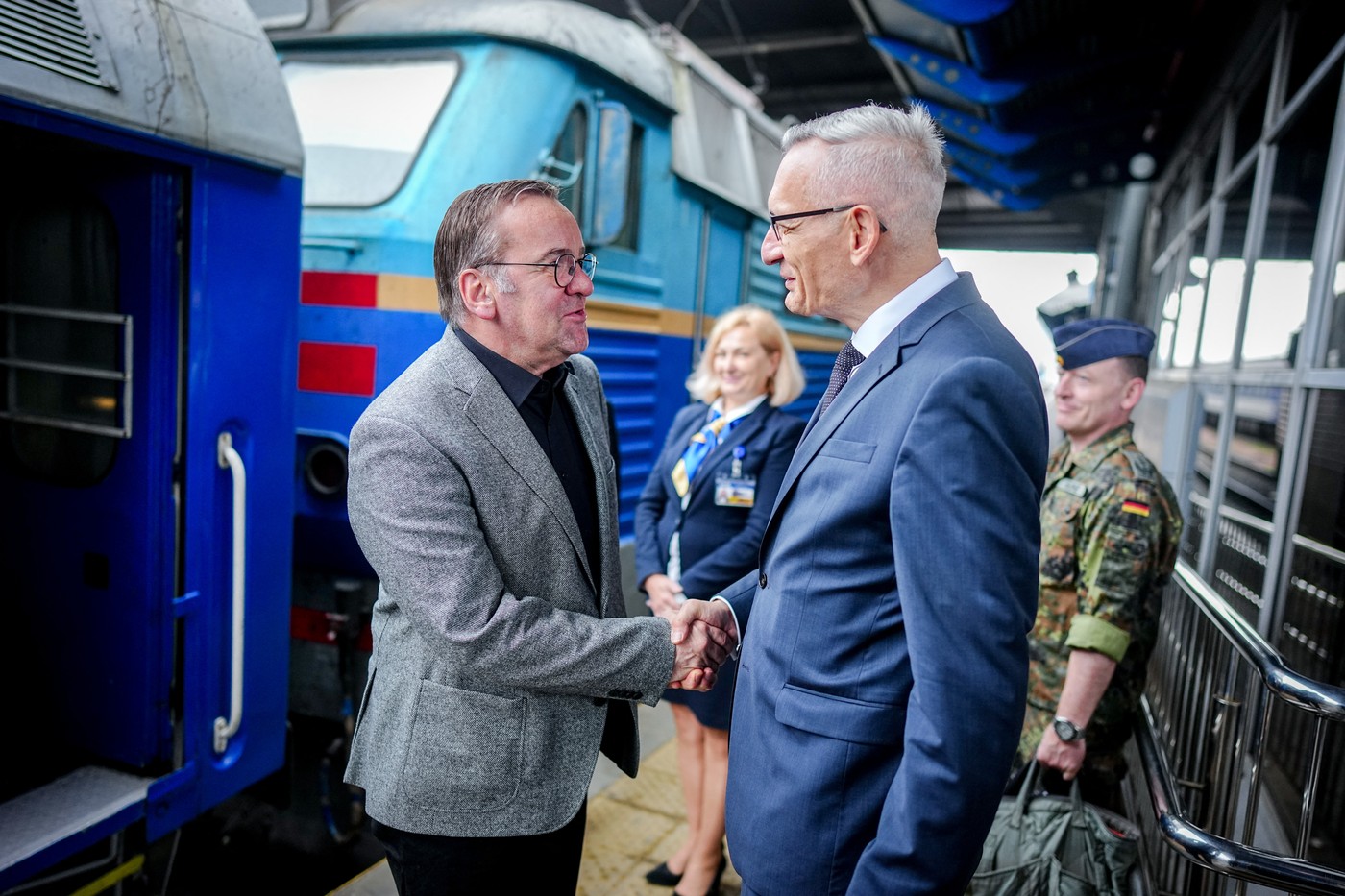 Ministrul german al Apărării efectuează o vizită oficială în Ucraina ...