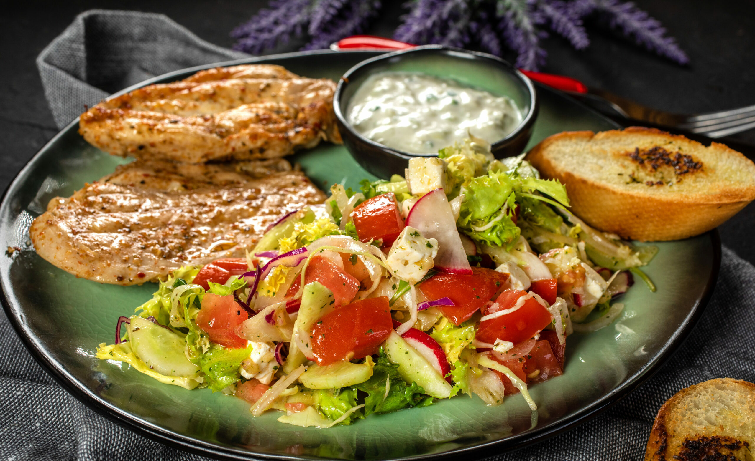 Salată grecească de vară sub 600 de calorii. Rețetă aromată cu pui ...