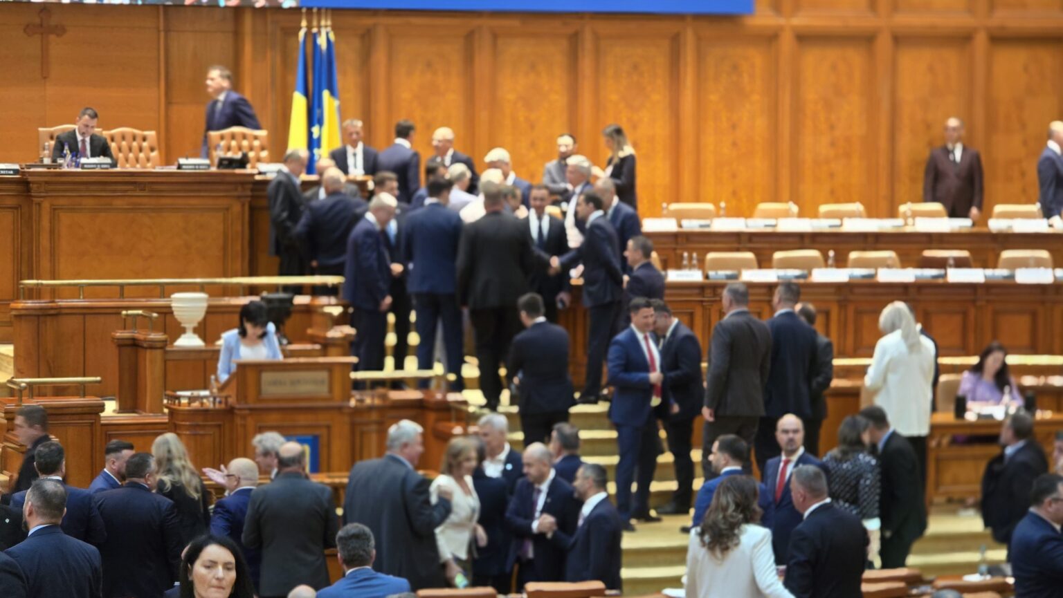 Guvernul Bolojan trece de Parlament cu 301 voturi „PENTRU”/ „Reformele ...
