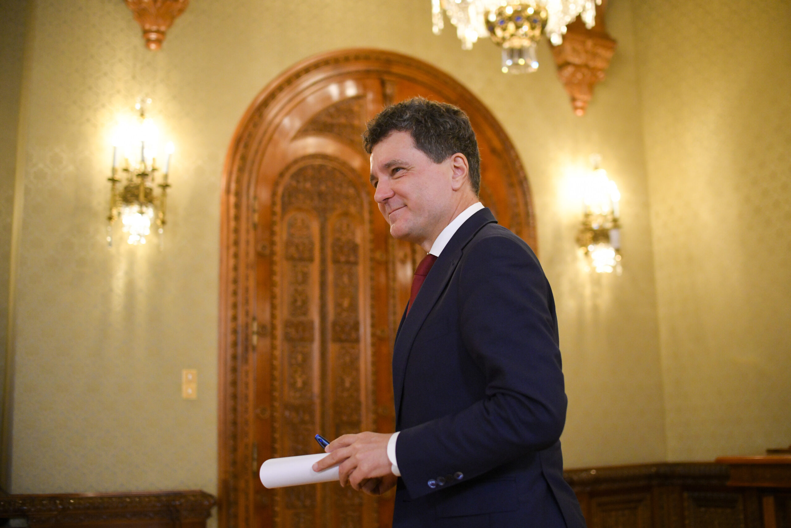 Nicușor Dan face calcule în coaliție, pe impactul concedierilor din administrație / Documentul ...