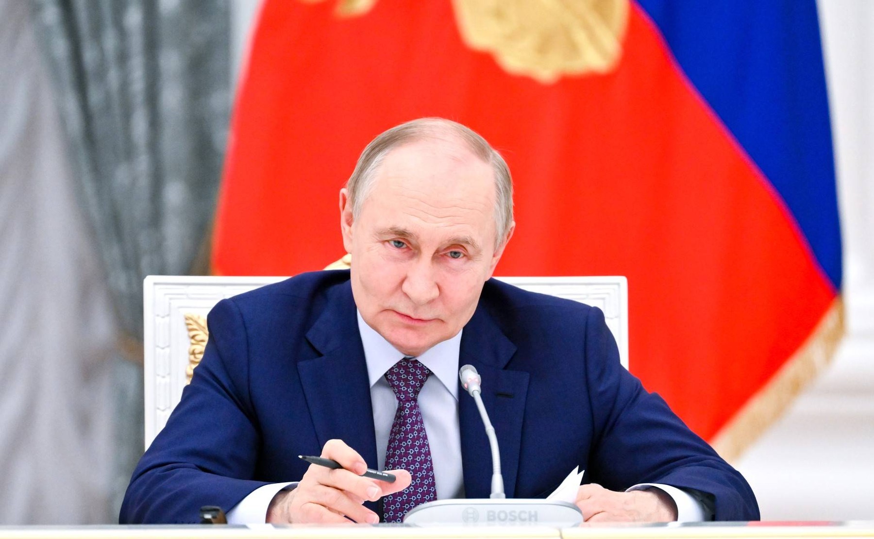 The Telegraph: Vladimir Putin își urmărește tacit obiectivele ...
