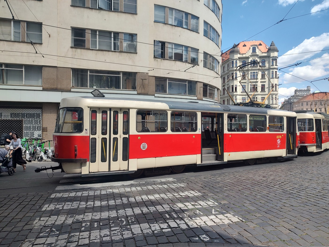 Elevi din Petroșani, loviți de un tramvai în Praga în timp ce încercau ...