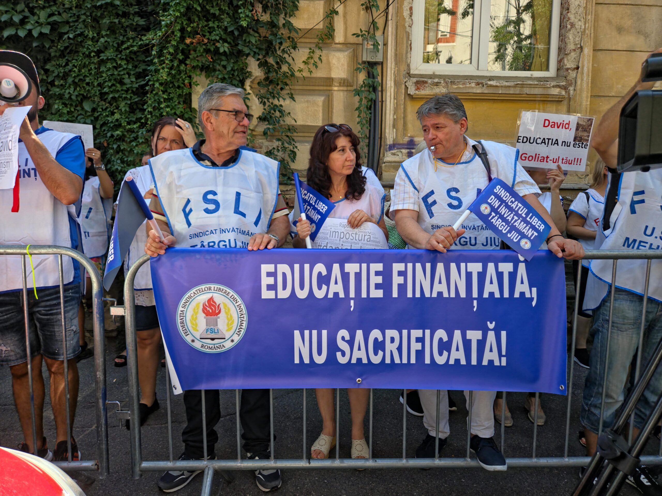 Profesorii strigă "catalogul" disperării în poarta Ministerului ...
