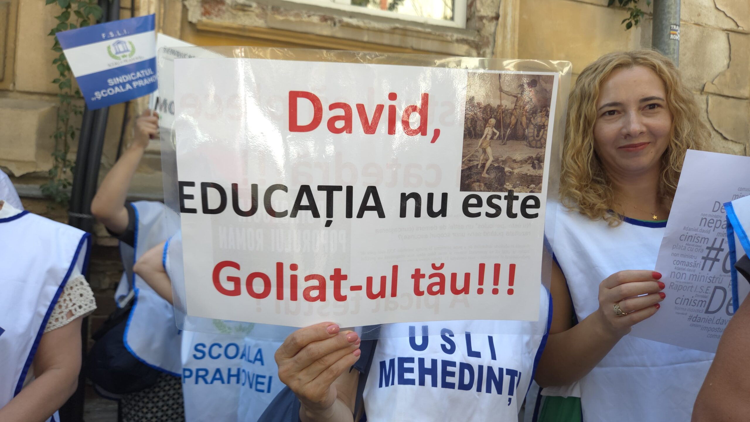 Profesorii protestează la ușa ministrului Educației. Se strigă DEMISIA!