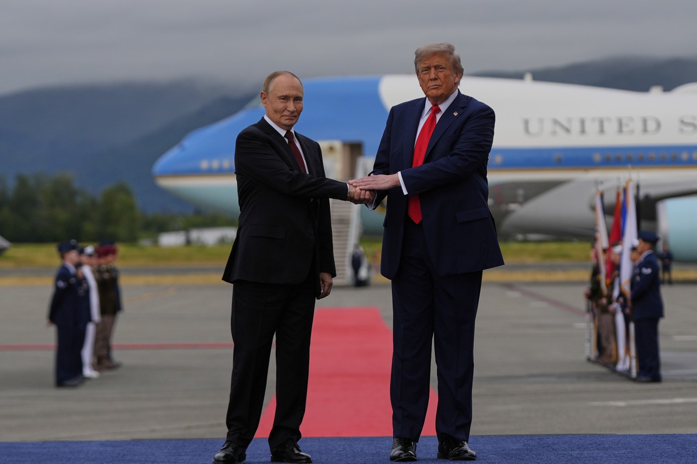 Air Force One și avionul prezidențial rus Tupolev au aterizat la ...