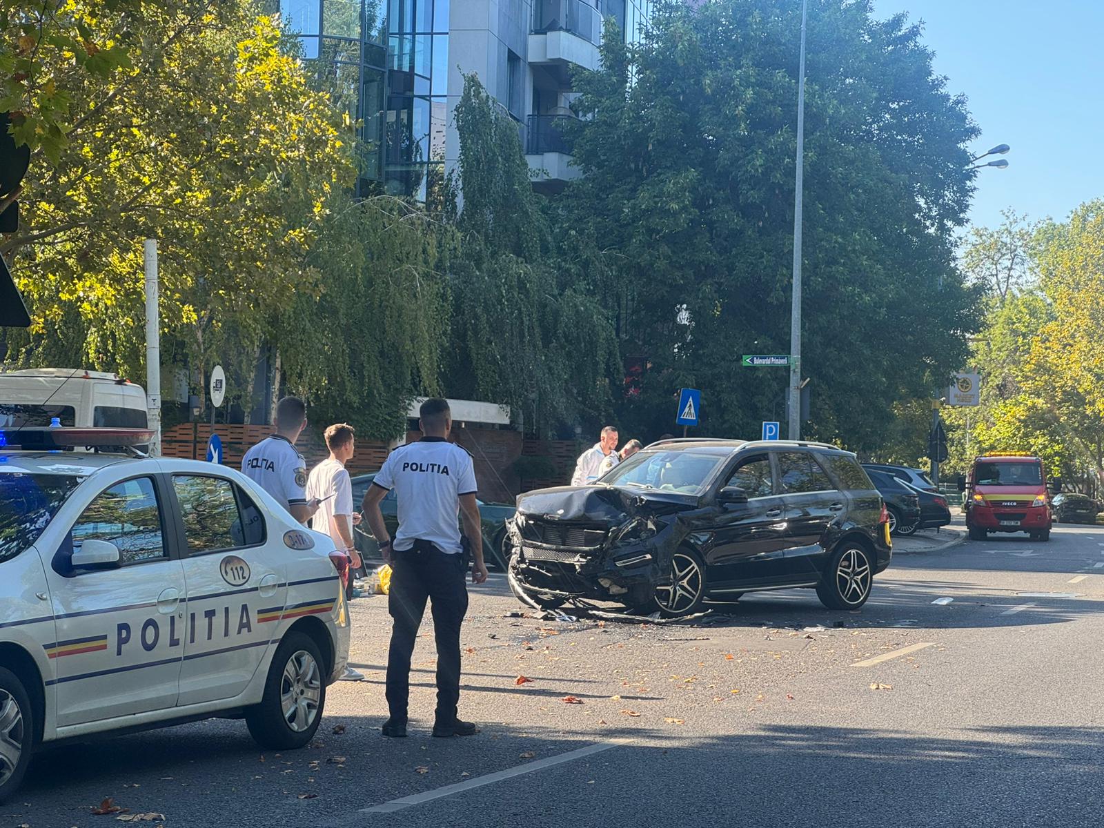 Accident grav în București: Două mașini, daună TOTALĂ. O victimă a fost ...