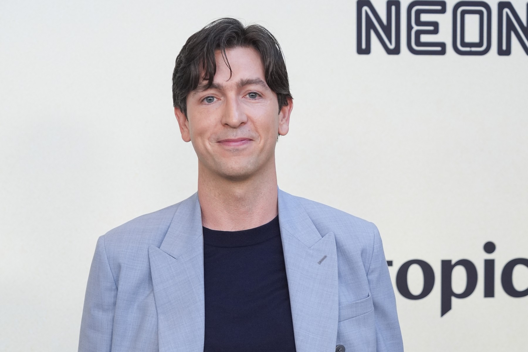 Actorul Nicholas Braun, celebru pentru rolul din serialul „Succession ...