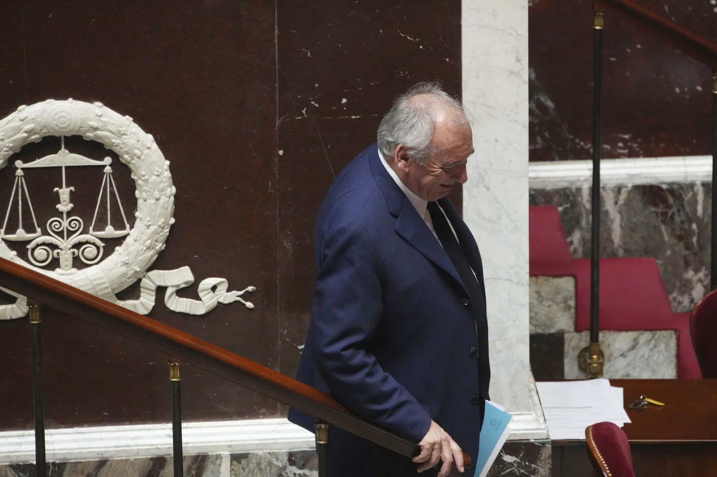 Premierul demis al Franței și-a înmânat demisia lui Emmanuel Macron ...