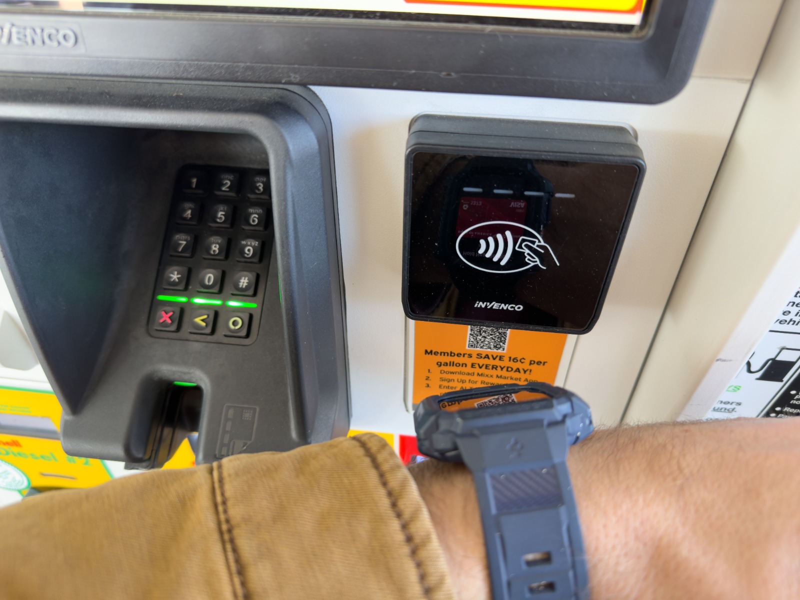 Cum scoți bani fără card de la ATM, folosind smartwatch. Băncile care ...