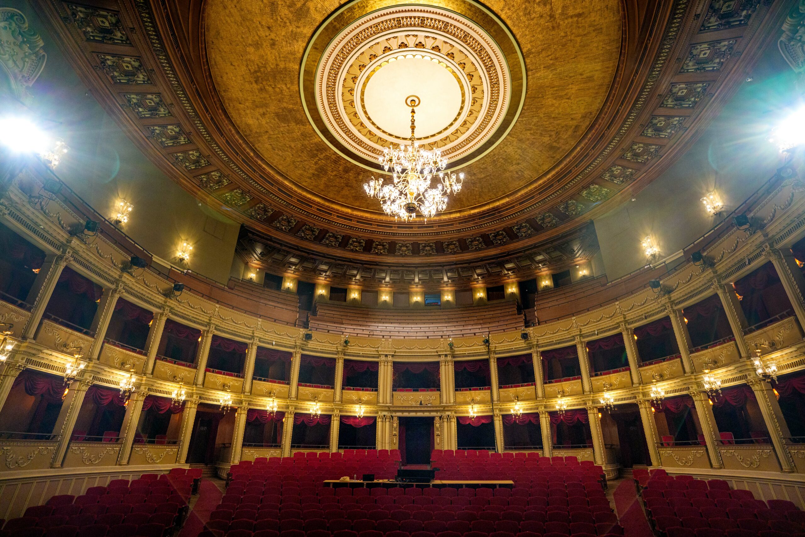 România, din nou victima fake-news-ului din online. Opera Națională ...