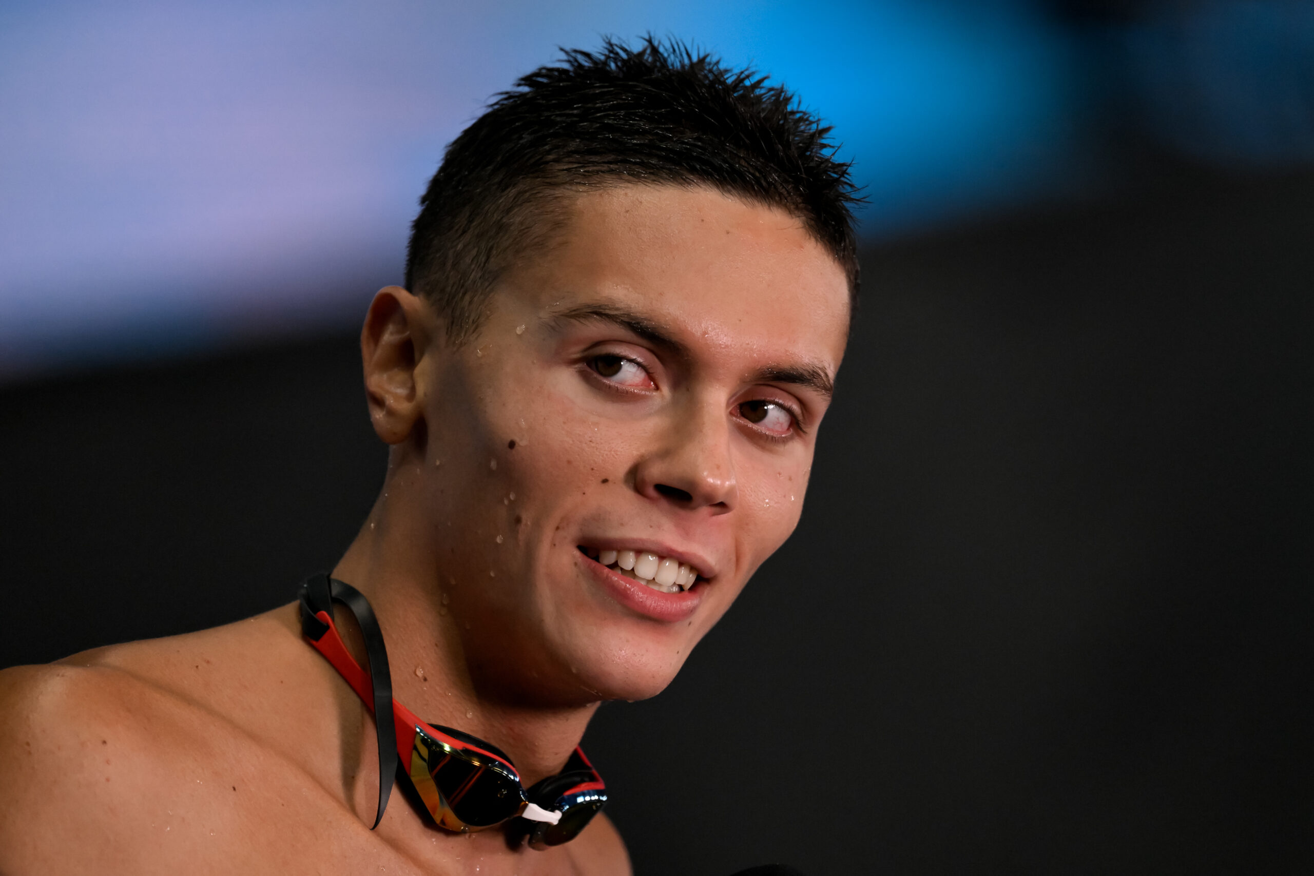 Suma impresionantă care a fost dată pentru o oră de înot cu David Popovici. Licitația a pornit ...