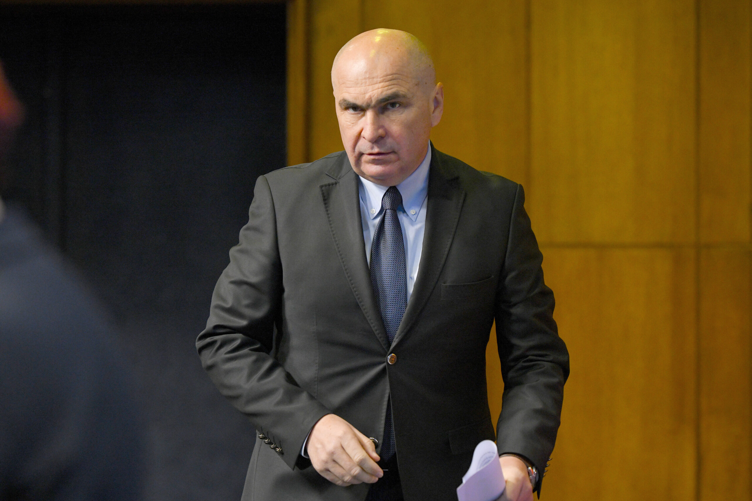 În prag de An Nou, Bolojan s-a trezit cu artiştii pe cap. Dar nu să-i ...