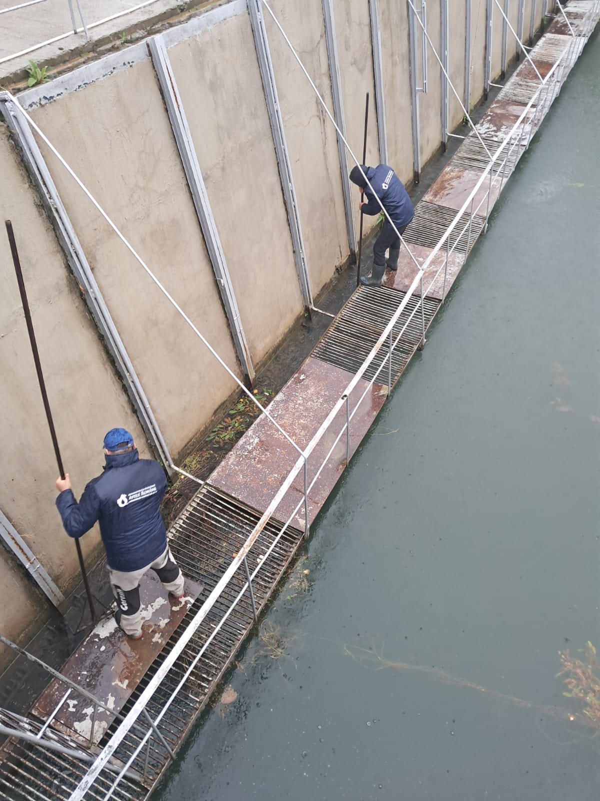 Cod roșu pe râurile din Oltenia. Mobilizare de amploare la Apele Române ...