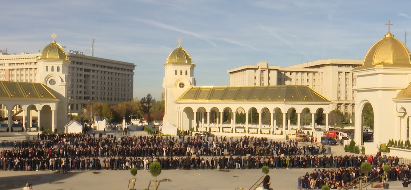 Peste 120.000 de credincioși s-au închinat în Altarul Catedralei ...