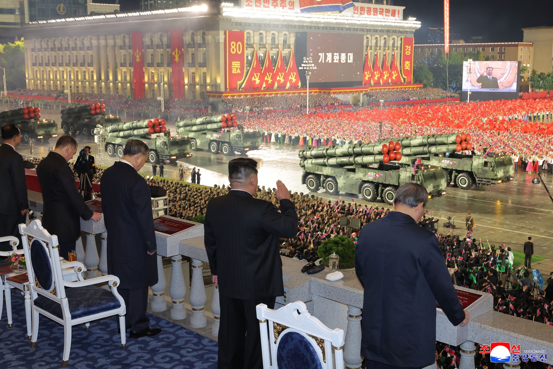 Paradă militară de amploare în Coreea de Nord. Kim Jong-un a scos pe ...