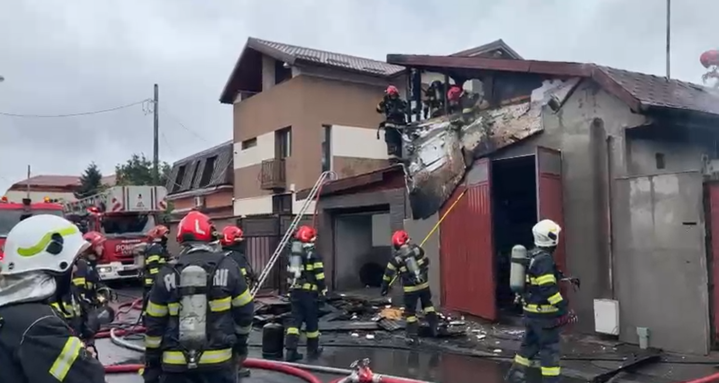 Incendiu în București. Ard patru case si o anexă. Un locatar a fost evacuat