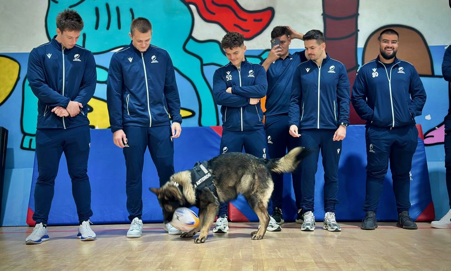 Rugbiștii, antrenament cu un câine de la antidrog pentru meciul cu Canada