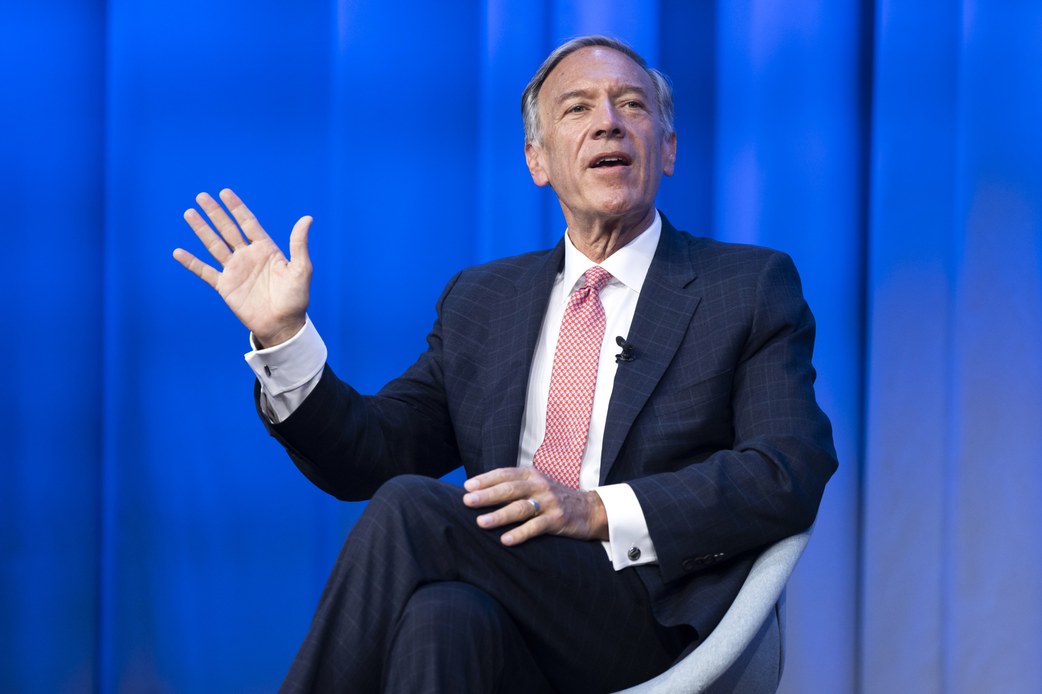 Mike Pompeo, liderul republican abandonat de Donald Trump, produce arme ...