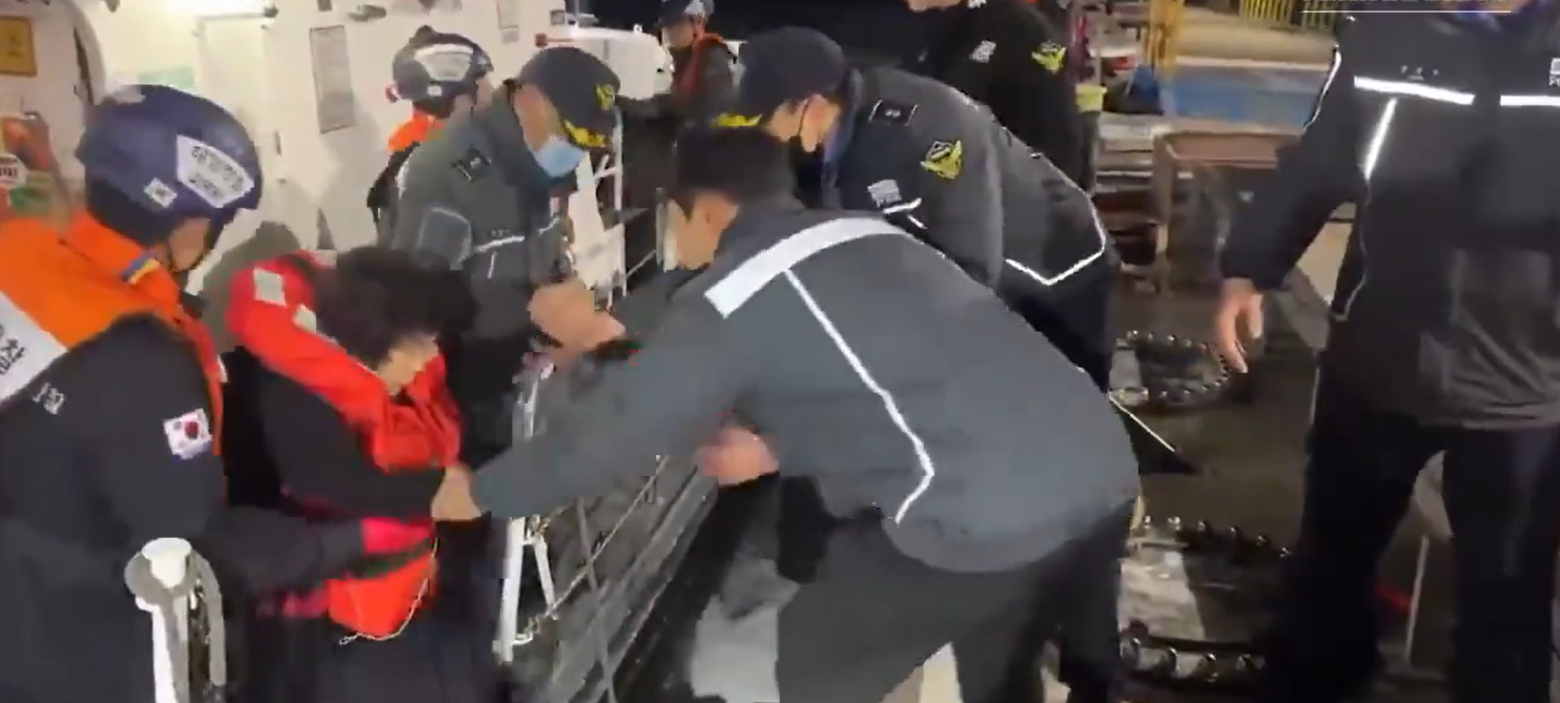 Un feribot cu 270 de persoane la bord a eșuat pe o insulă nelocuită din ...