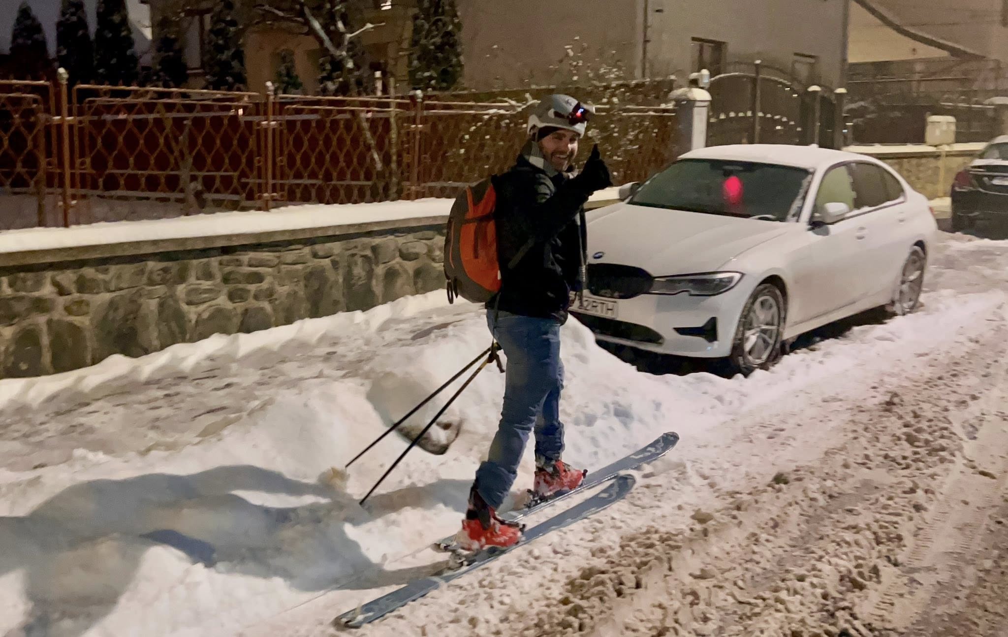 Un sibian a fost filmat pe schiuri prin oraș miercuri dimineața. „Unde ...