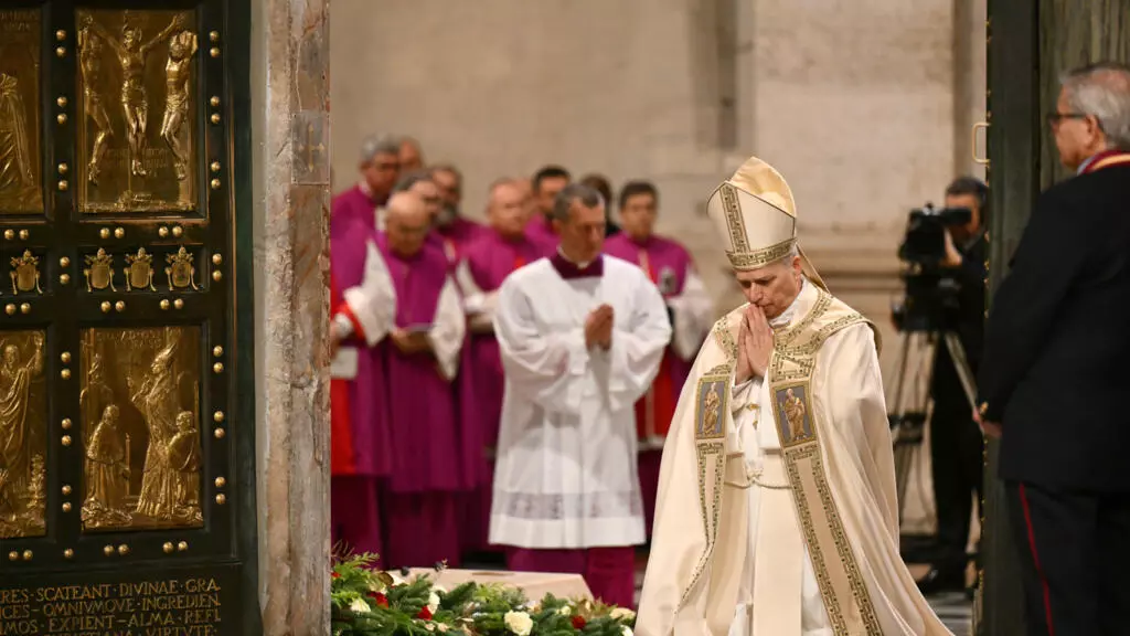 Papa Leon a încheiat Anul Sfânt Catolic prin închiderea Uşilor Sfinte ...