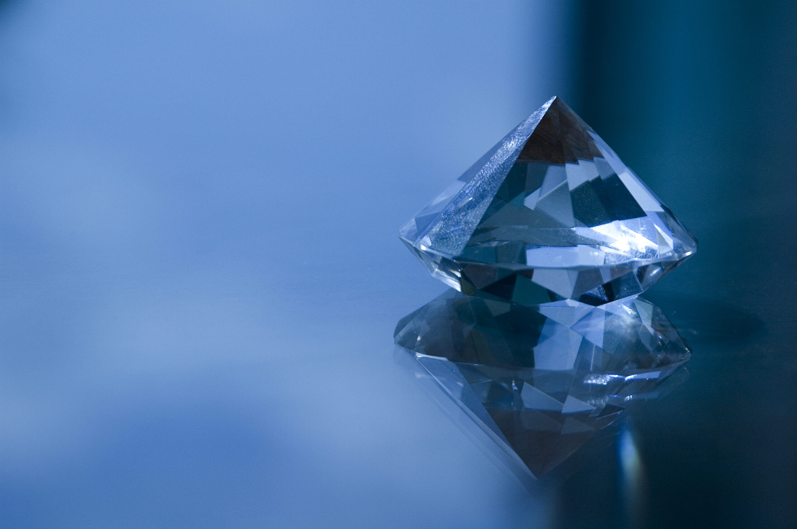 Un diamant albastru extrem de rar, estimat la 27 de milioane de euro, a ...