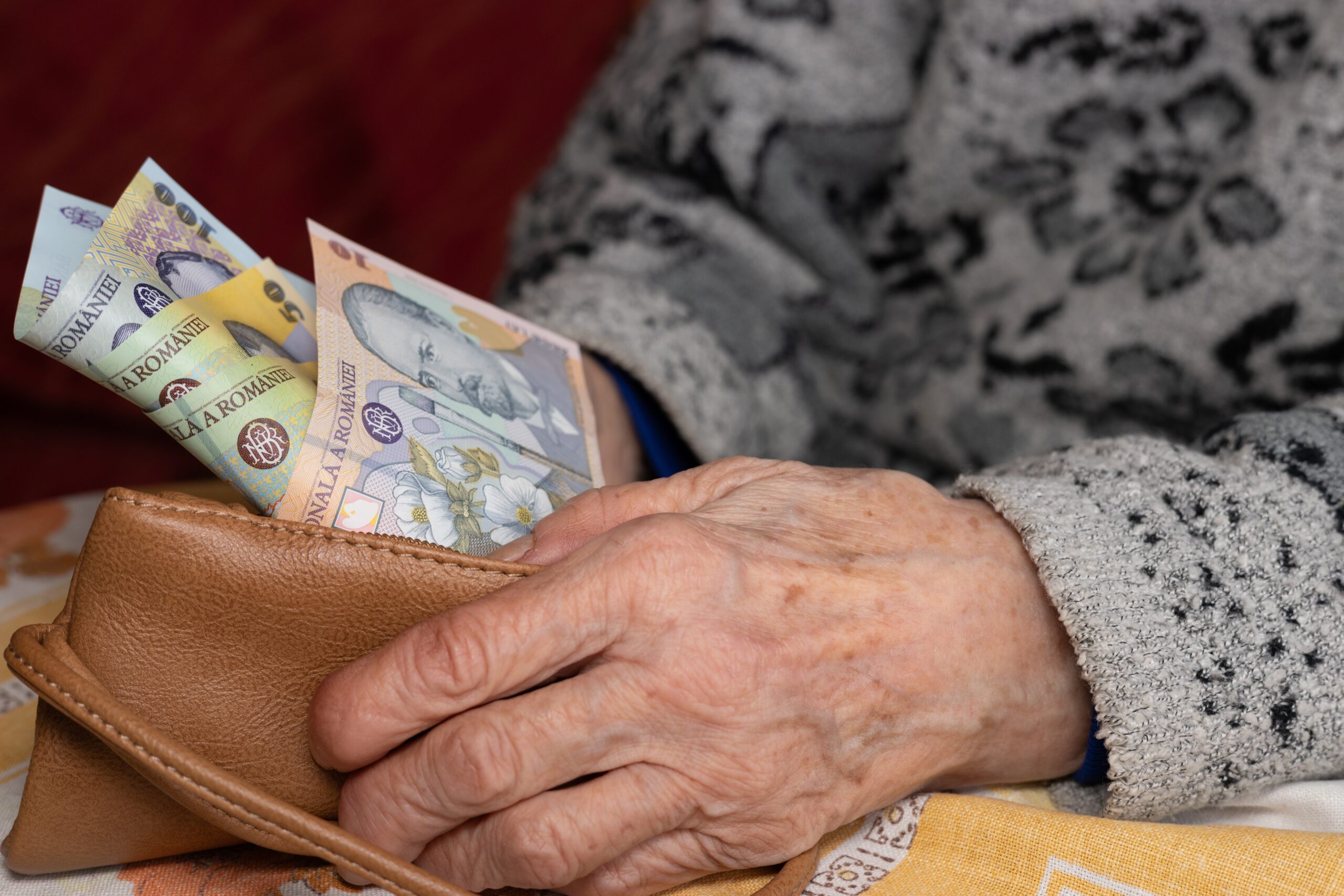 Cine sunt pensionarii români care vor primi 100 de lei în plus la ...