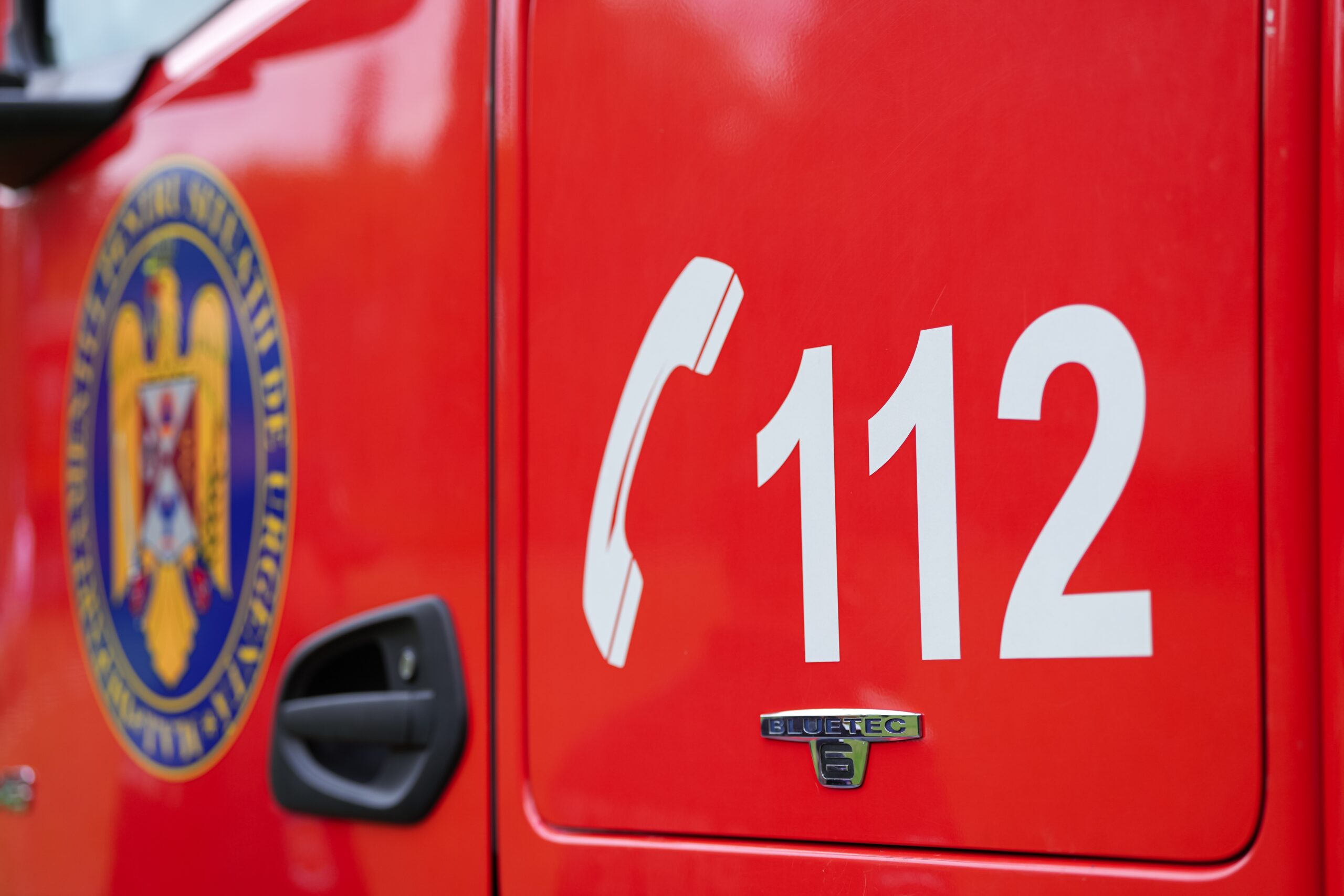 Adolescent, găsit mort în faţa unui bloc din Oradea