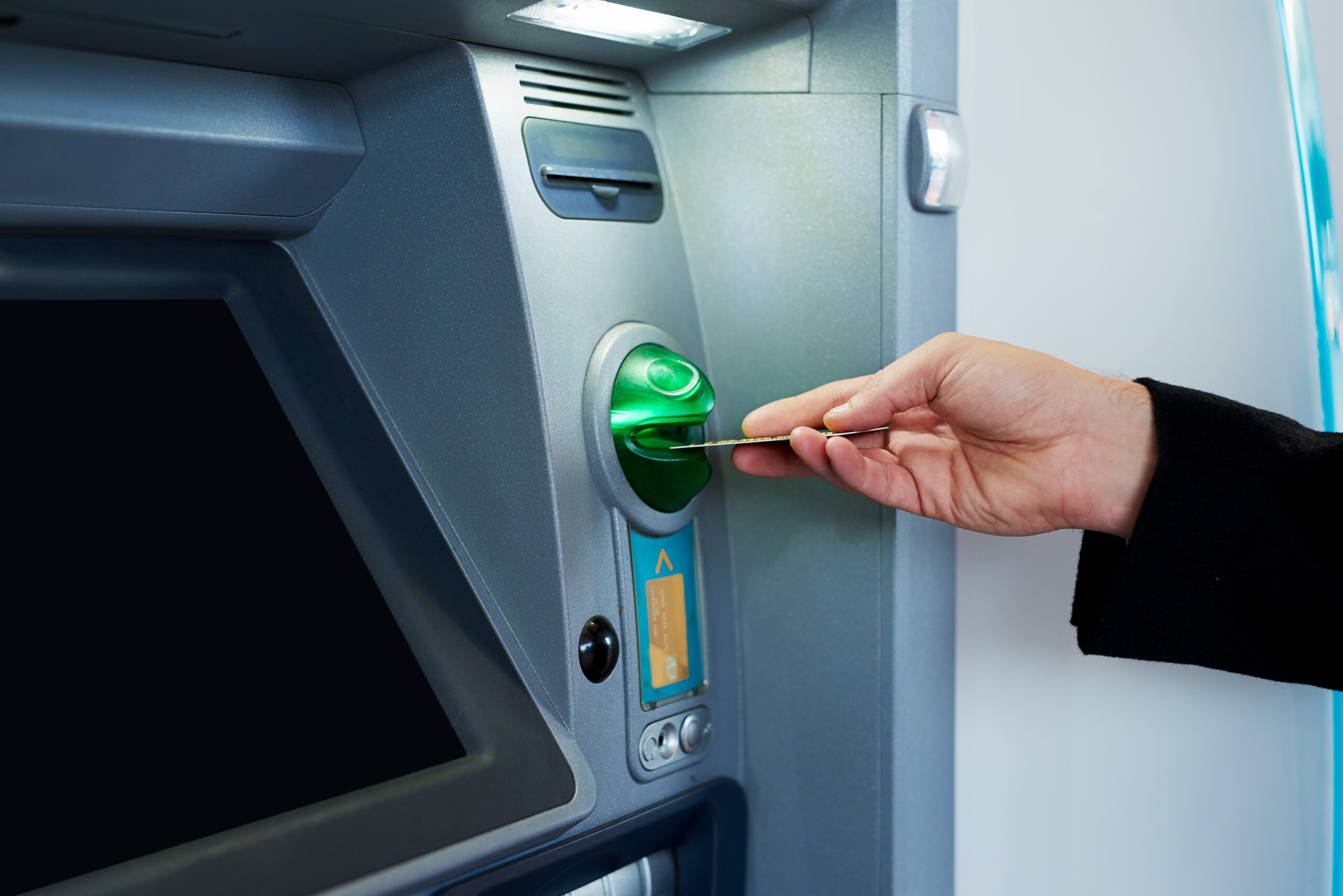 „Firul invizibil” la bancomate, înșelătoria care te lasă fără banii de ...