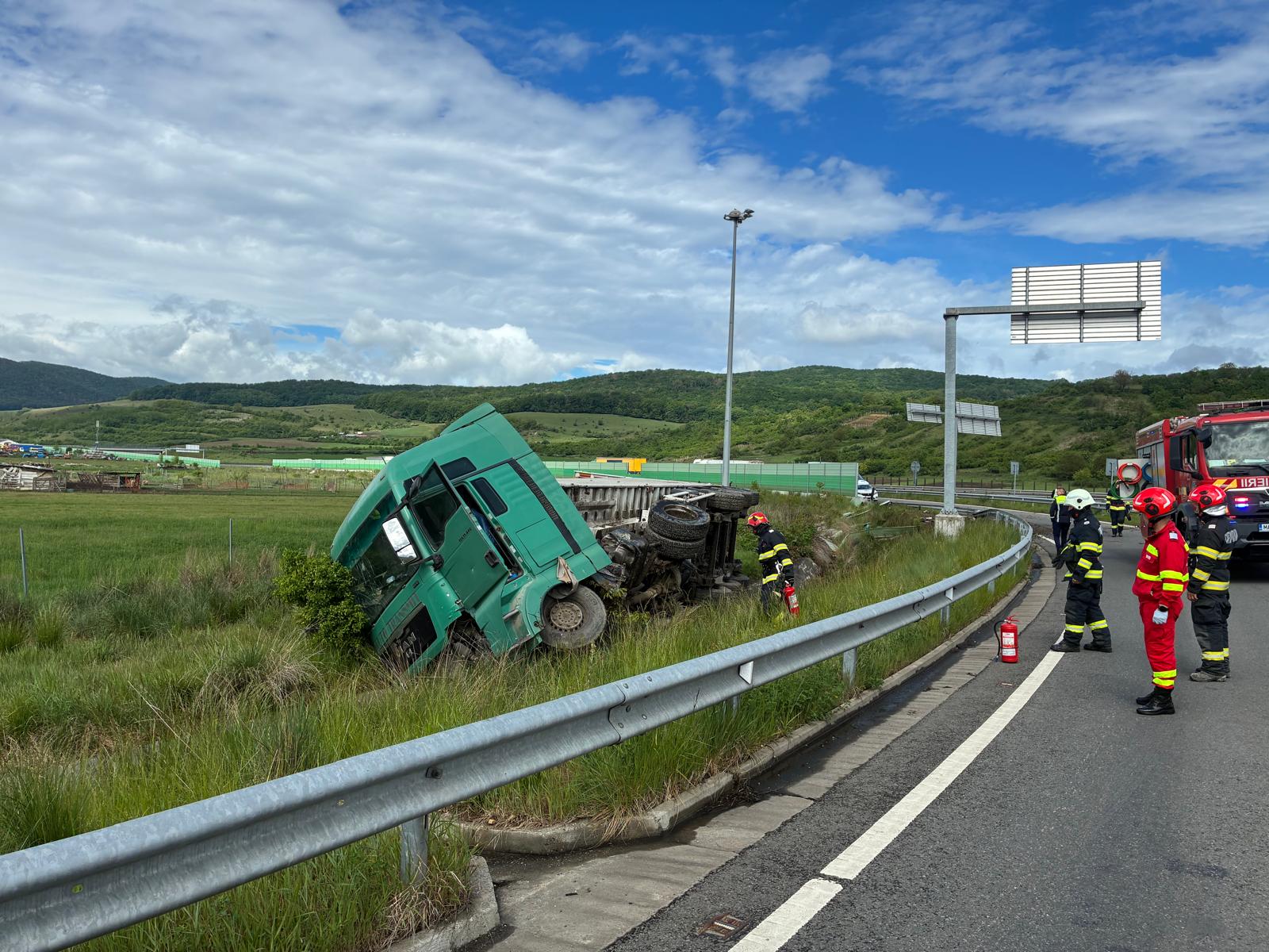 Un TIR cu saci de ciment s-a răsturnat la ieșirea de pe A10, între Aiud ...